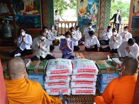 ឯកឧត្តមឧបនាយករដ្ឋមន្ត្រី យឹម ឆៃលី និងលោជំទាវ ប្រគេនទេយ្យទាន ដល់ព្រះសង្ឃចំនួន ៤វត្ត