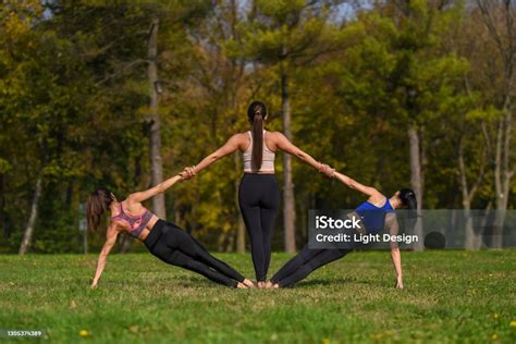 공원에서 아크로 요가를 연습하는 세 명의 스포티 한 친구 30 34세에 대한 스톡 사진 및 기타 이미지 30 34세 35