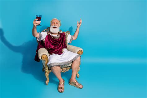 흥분한 할아버지 그리스 지도자 의상의 전체 크기 사진 왕좌에 앉아 와인 잔 빈 공간 파란색 배경에 고립 55 59세에 대한 스톡 사진 및 기타 이미지 Istock