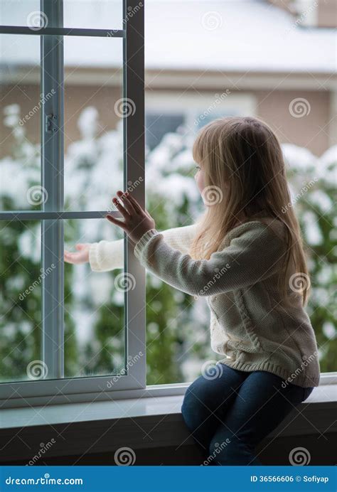 Маленькая девочка смотрит вне окно. Стоковое Фото - изображение ...