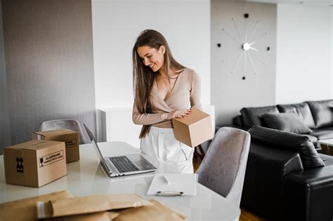 그녀는 작은 온라인 상점의 소유자입니다 배달을 위한 주문 및 포장 상자 수령 가정 생활에 대한 스톡 사진 및 기타 이미지 가정 생활 거실 기업가 Istock