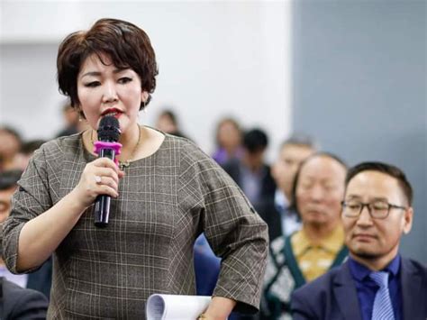 Яруу найрагч Ц Хулан нарт холбогдох эрүүгийн хариуцлагын шүүх хурал түр