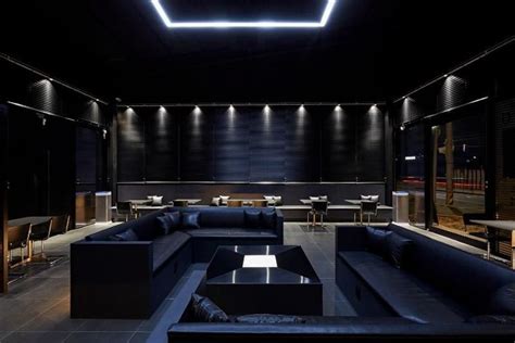 블랙톤에 조명으로 포인트를 준 45평 카페 인테리어 컨셉 인테리어 카운터 디자인 바 카운터 디자인