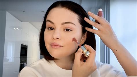 Selena Gomezs Blush Tip Gives A More Sculpted Look