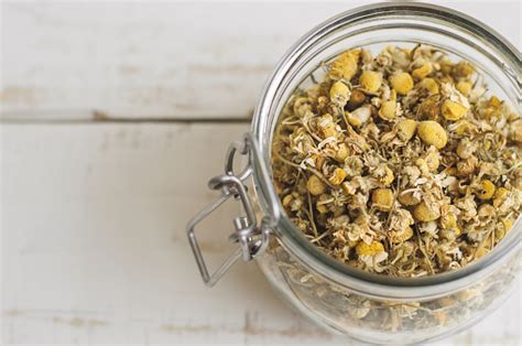 나무 테이블에 항아리에 말린된 카모마일 꽃 허브 차입니다 건강 음료 0명에 대한 스톡 사진 및 기타 이미지 0명 건강관리와 의술 건강한 생활방식 Istock