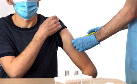 코로나바이러스예방접종 의사는 회색 머리의 남자에게 예방 접종을 합니다 배너 격리 백신 매립 병원 복사 공간을 참조하십시오 19에 대한 스톡 사진 및 기타 이미지 Istock