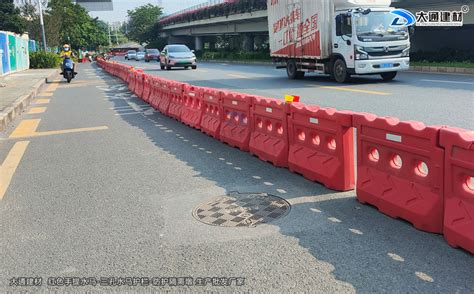 手提水马 红色水马护栏 三孔水马隔离墩 围栏护栏 深圳市大通建材有限公司钢围挡生产定制厂家