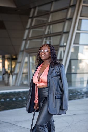 리옹 도시에서 아프로 머리를 가진 예쁜 젊은 혼합 인종 아프리카 계 미국인 힙스터 동영상 블로거 여자 20 24세에 대한 스톡 사진 및 기타 이미지 Istock