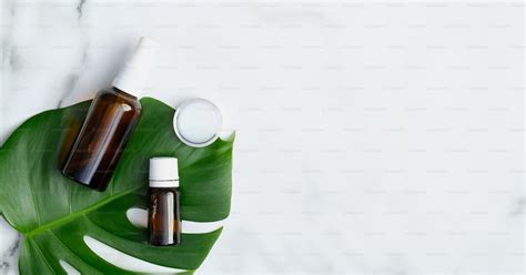 대리석 배경에 녹색 열대 잎이 있는 천연 유기농 화장품 스킨 케어 바디 및 헤어 케어를위한 Spa 뷰티 제품 플랫 레이