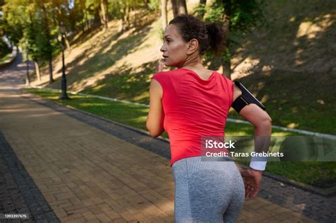 따뜻한 화창한 여름날에 스포츠 여성 도시 공원 디딜 방아에서 달리는 조깅하는 사람 야외 운동 및 피트니스 기능 훈련을 즐기는 사람들의 뒷모습 가냘픈에 대한 스톡 사진 및