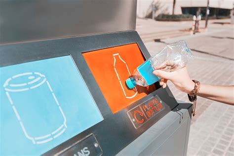 한 소녀가 플라스틱 쓰레기를 재활용하기 위해 길거리 역에서 쓰레기를 분류하고 버린다 환경 보존 개념 재활용에 대한 스톡 사진 및 기타 이미지 Istock