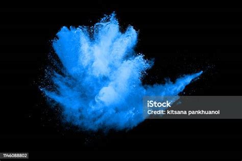 검은 바탕에 블루 파우더 폭발 컬러 구름 다채로운 먼지가 폭발 합니다 홀리 페인트 0명에 대한 스톡 사진 및 기타 이미지 0명 가득 찬 개념 Istock