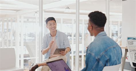 그래픽 디자이너 컴퓨터 기술과의 협업 및 회의 서울 에이전시 사무실에서 창의적인 웹 디자인 브레인스토밍 디지털 마케팅 팀워크 및 프로젝트 아이디어 및 연구를 통한 직원 25