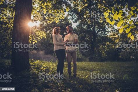 사랑 하는 커플 자연 속에서 걷고 있는 동안 통신의 전체 길이입니다 2명에 대한 스톡 사진 및 기타 이미지 2명 걷기 공원 Istock