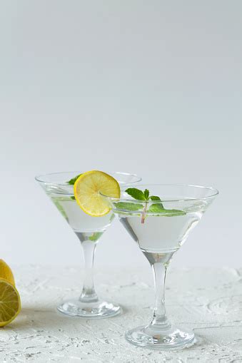알코올 음료 흰색 배경에 칵테일과 마티니 안경 두 개 테이블에 라임과 민트와 칵테일 마가리타 복사 공간을 복사합니다 수직 0명에 대한 스톡 사진 및 기타 이미지 Istock