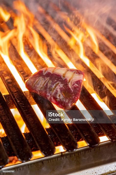 그릴에 쇠고기 스테이크 필레 미뇽 한 조각이 불과 연기로 창살에 굽습니다 0명에 대한 스톡 사진 및 기타 이미지 0명