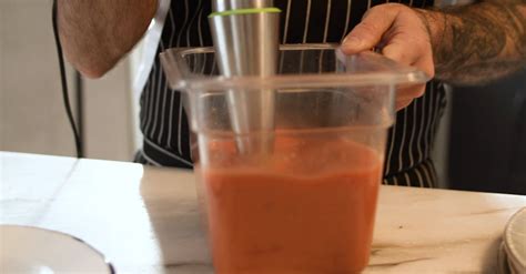 실내 가는 사람 그릇 남성 요리사 남자 낮 대리석 조리대 돌리 슛 메이슨 병 문신 문신을 한 믹싱 바쁜 배경을 흐리게 보고 있는 블렌딩 소스