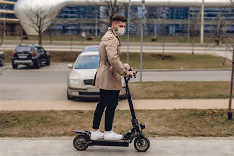 거리에서 의료 얼굴 마스크를 사용하여 성인 수염 남자의 초상화 복사 공간이 있는 라이프스타일 컨셉 성공적인 사람 운전 전기 킥 스쿠터 야외 킥보드에 대한 스톡 사진 및 기타
