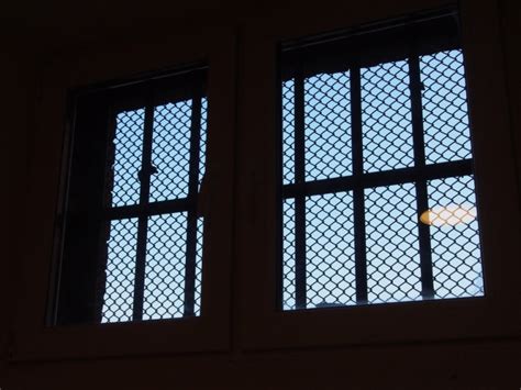 Издирват заподозрян за тероризъм избягал от затвор в Лондон