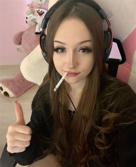 даша 228 плей в 2024 г Костюмы знаменитостей Курящая девушка Белокурые девочки