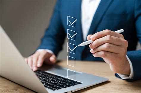 비즈니스 성과 체크리스트 개념 노트북을 사용하는 사업가는 온라인 체크리스트 설문 조사를 수행하고 디지털 양식 체크리스트를