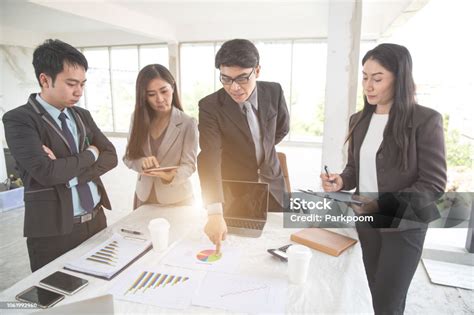 사업 회의 그래프 및 차트 표시 성공적인 결과 를 배경으로 사용 하 여 논의 개념에 대한 스톡 사진 및 기타 이미지 Istock