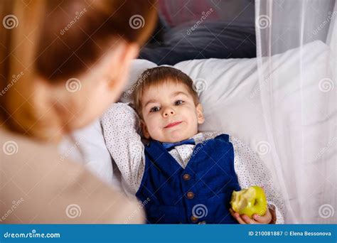 M Re Donnant Bon Baiser De Nuit Son Fils Endormi Maman Mettant Fils Au Lit Image Stock