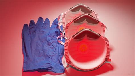 Ffp2 의료 용 마스크와 일회용 블루 의료 장갑 세트 오염 바이러스 독감 및 코로나 바이러스에 대한 얼굴 마스크 보호 건강 관리 및 수술 개념 레드 라이트 콘테스트