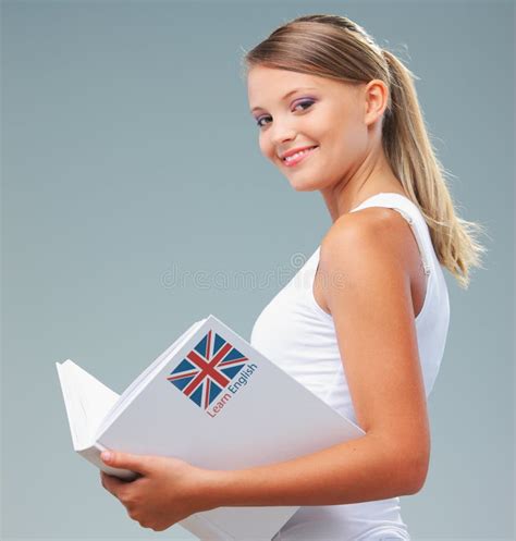 Junge Studentin Die Auf Einem Boden Liegt Und Einen Roman Liest