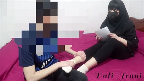 دختر دبیرستانی به معلمش میگه مچ پاش پیچ خورده، معلمش پاهاشومیماله،دختره