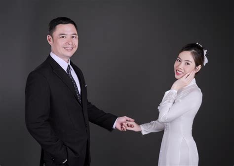 Sau đám cưới ngọt ngào người đàn ông U xăm hình giấy đăng ký kết hôn và vé máy bay lên tay