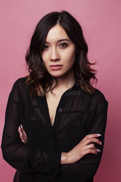 Jovencita Linda Con El Pelo Rizado Posando Alegre Sobre El Estilo De Vida De La Gente De Color