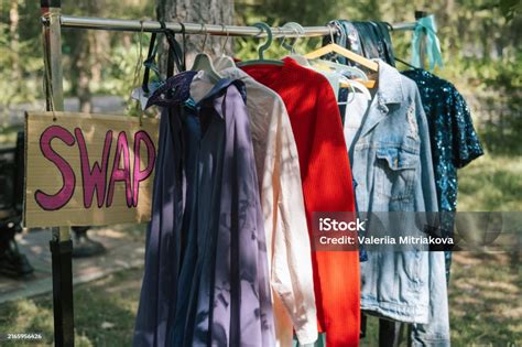 스왑 파티 공원의 구역 옷 신발 모자를 선택하십시오 낡은 옷장을 새 옷으로 바꾸는 아이디어 중고 상점과 같은 친환경 천 개념 제로 웨이스트 쇼핑 줄이기 및 재사용 기부