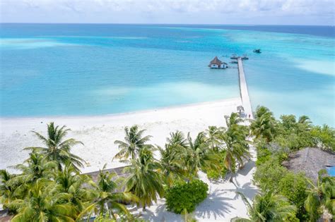 경치가 좋은 고요한 공중 관광 구라이두 드론 럭셔리 레저 리조트 맑은 머리 위로 목가적인 목적지 몰디브 물 바다 바다 경치 부두 산호 섬