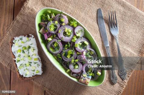 청 어는 슬라이스 양파 Viches 및 딜 모 깎기 근처 샌드위치 나이프와 포크 삼 베에 위에서 볼 수 있습니다 딜 허브에 대한 스톡 사진 및 기타 이미지 Istock