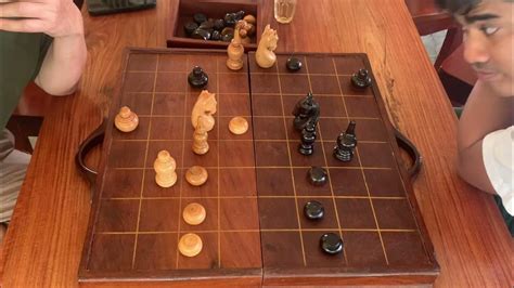 កុំមើលងាយសត្រូវ រវាង បងទី កំពូលឌឺ ស ប៉ះជាមួយ បងបូ នំបុ័ងដាក់សាច់ ខ្មៅ