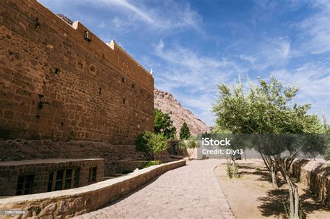 모세 산 기슭에 있는 이집트 시나이 반도 의 사막에 위치한 성 캐서린 수도원 돌 바위에 대한 스톡 사진 및 기타 이미지 돌 바위 채플 건축 Istock