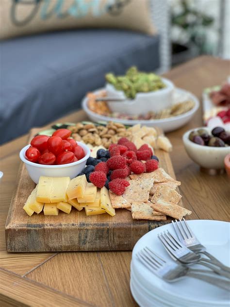 집 밖의 견과류 계절 꽃 꽃꽂이 녹색 포도 러스틱 레이스 식탁보 무화과 미식가 바구니 밝은 빈티지 스타일 빵 소풍 스낵 식사 신선한 신선한