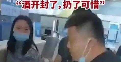 因开封后不能托运，6名男子昆明长水机场内接力喝完1斤白酒腾讯新闻