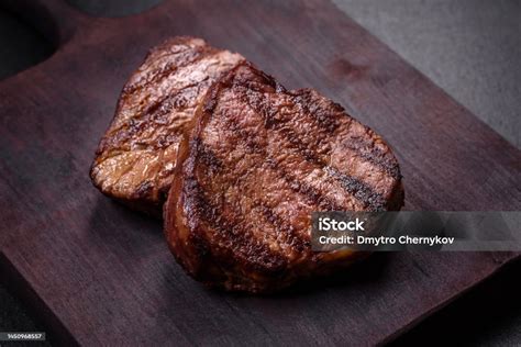 어두운 콘크리트 배경에 향신료와 허브를 곁들인 맛있는 신선한 육즙 쇠고기 스테이크 갈비 음식에 대한 스톡 사진 및 기타 이미지 갈비 음식 검은색 고기 Istock