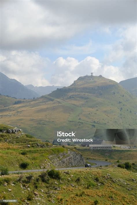 이탈리아 베네토 레시니아 지역 자연 공원의 시골 녹색 계곡과 절벽의 수직 사진 0명에 대한 스톡 사진 및 기타 이미지 0명 경관 계곡 Istock