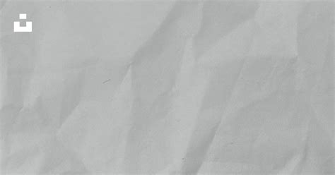 갈색 나무 테이블에 흰색 프린터 용지 사진 Unsplash의 무료 회색 이미지