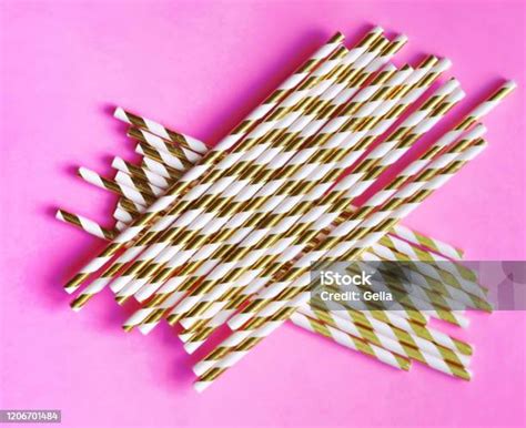 컬러풀한 종이 의 상단 보기 일회용 환경 친화적 인 빨대 복사 공간 분홍색 배경에 파티를위한 골드 스트립과 빨대를 마시는 에코