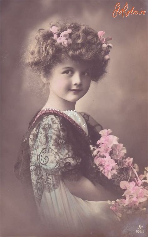 Ретро поштівка Дівчинка з квітами Разное Ретро открытки ЭтоРетро Ru старые фото городов