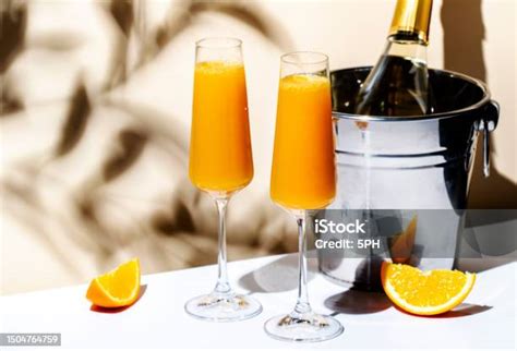 미모사 여름 칵테일 음료는 오렌지 주스와 차가운 드라이 샴페인 또는 스파클링 와인을 잔에 담습니다 베이지색 배경 하드 라이트 그림자 패턴 미모사에 대한 스톡 사진 및 기타