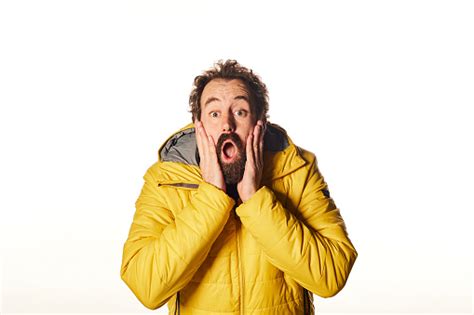 흰색 고립 된 스튜디오 배경의 반 길이 앞 초상화 입을 벌리고 서 있는 수염을 기고한 남자 가지별 꽃송이에 대한 스톡 사진 및 기타 이미지 Istock