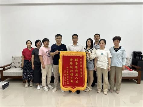 德州云天高级中学高三年级家长送锦旗表谢意