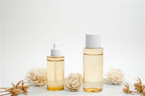 스킨 케어 제품의 두 개 또는 세트 흰색 바탕에 흰색 꽃이있는 화장품 및 고급 포장 0명에 대한 스톡 사진 및 기타 이미지 0명 개념 건강관리와 의술 Istock