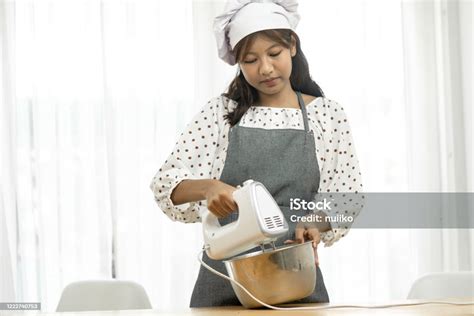 집에서 케이크를 만들기 위한 버터 크림을 혼합 하는 아시아 십대 소녀 십대에 대한 스톡 사진 및 기타 이미지 십대 오븐에 굽기 갈색 머리 Istock