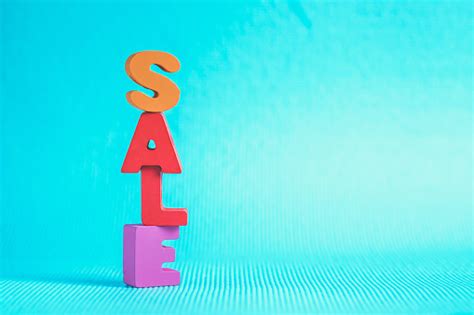 판매 복사 공간 쇼핑 할인 및 마케팅 개념으로 파란색 배경에 화려한 나무 텍스트입니다 서식 파일에 대 한 추가 텍스트 또는 사진 가격에 대한 스톡 사진 및 기타 이미지